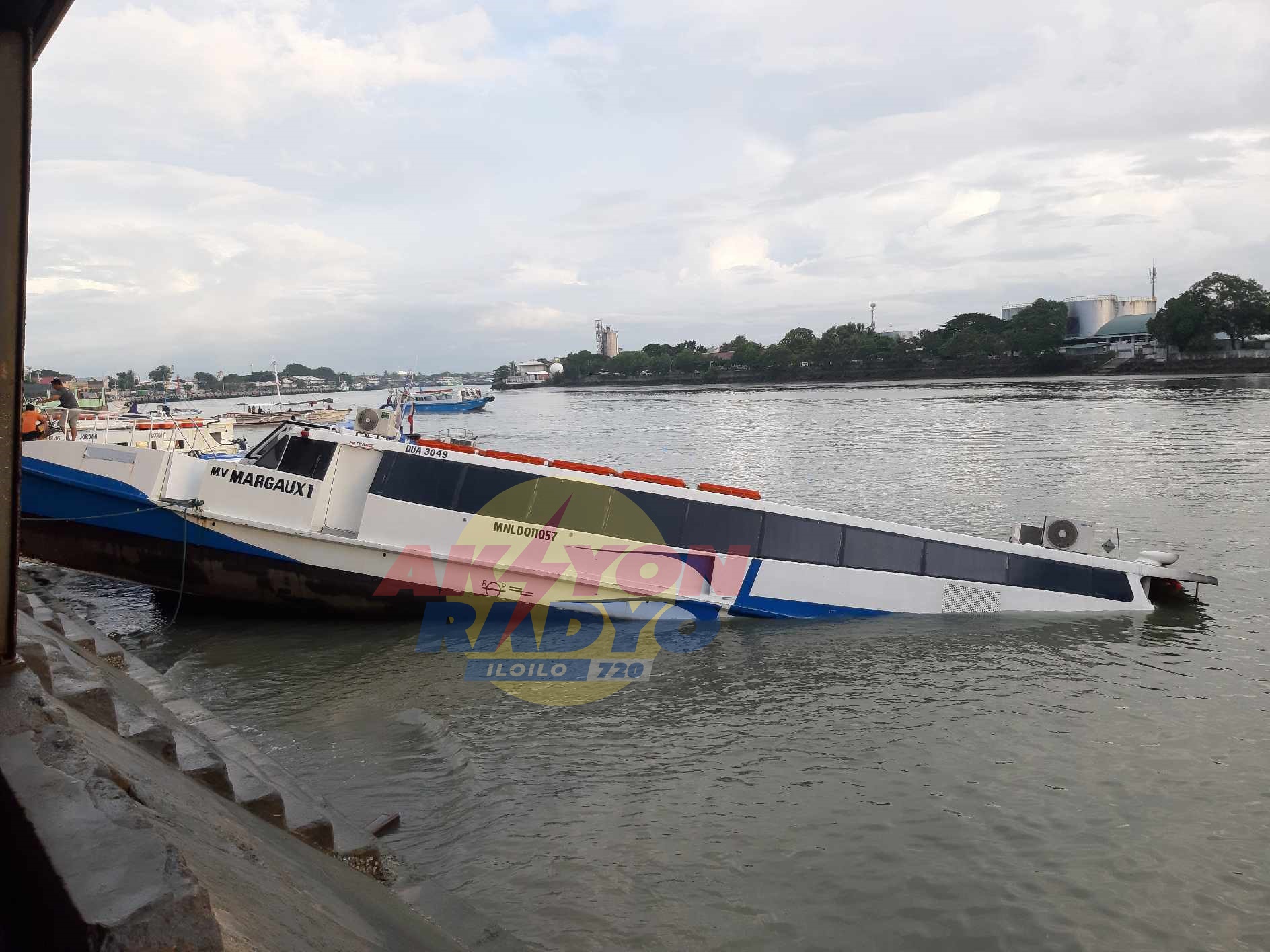 Fiberglass boat sa Parola Wharf nagsag-ud - aksyonradyoiloilo.com.ph