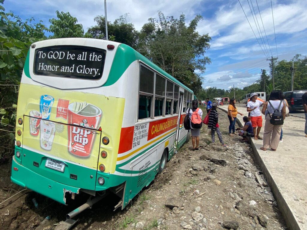 Calinog Bus Line nahulog sa kilid sang karsada sa Lambunao ...