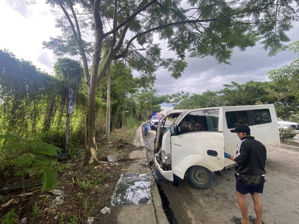 2 patay, 1 pilason sang nakabunggo ang van sa puno sang kahoy sa C1 ...